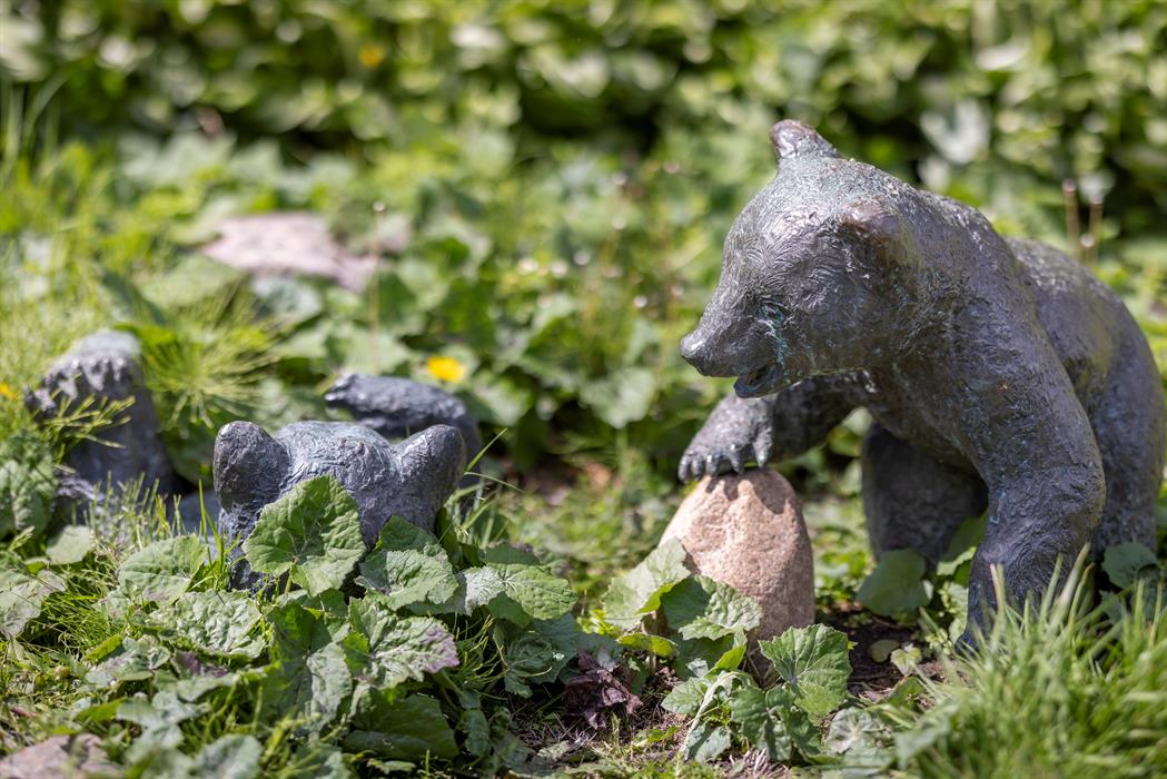 "Lekende bjørnunger" av Emma Mathiassen